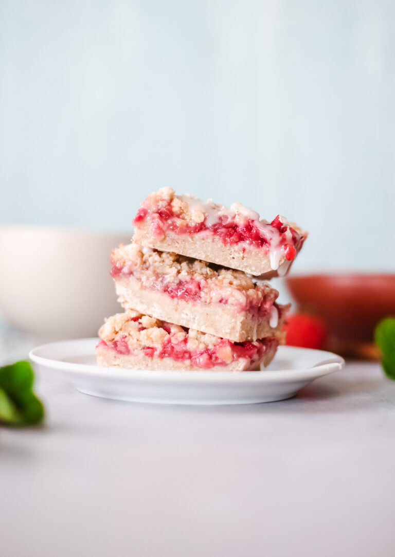 Strawberry Banana Breakfast Bars - Easy Recipe and Freezer Friendly!